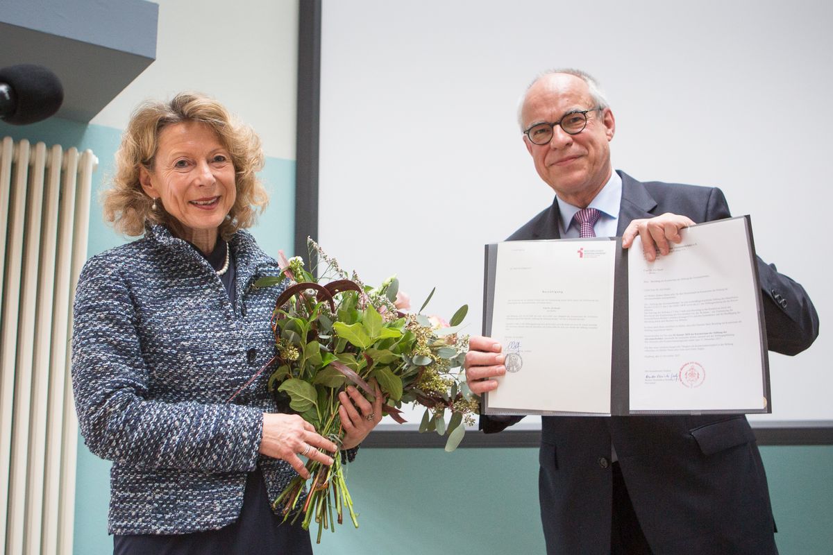 Dr. Iris Hauth als Ärztliche Direktorin und Geschäftsführerin ...